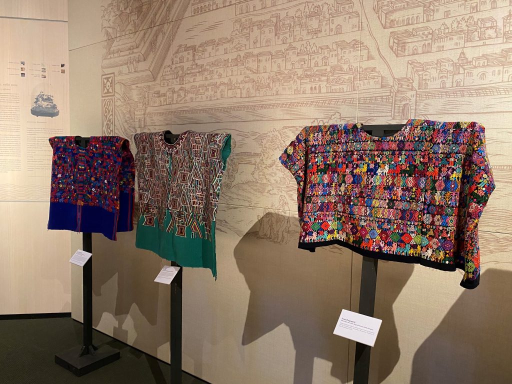 Noticias - Nueva exposición en la UANDES: Huipiles de Guatemala - Universidad de los Andes